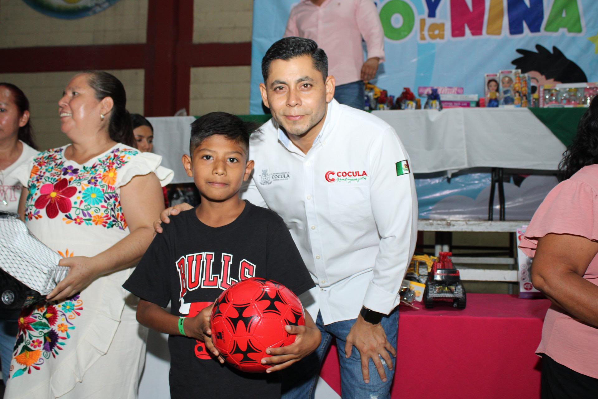 REALIZA RAYMOND ROMÁN FERIA DE LA NIÑA Y EL NIÑO | Julio Palacios Informa